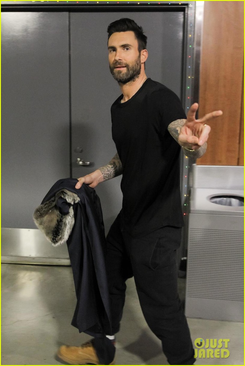 Adam Levine, Kevin Hart & More Support Kobe Bryant at Jersey Retirement ...