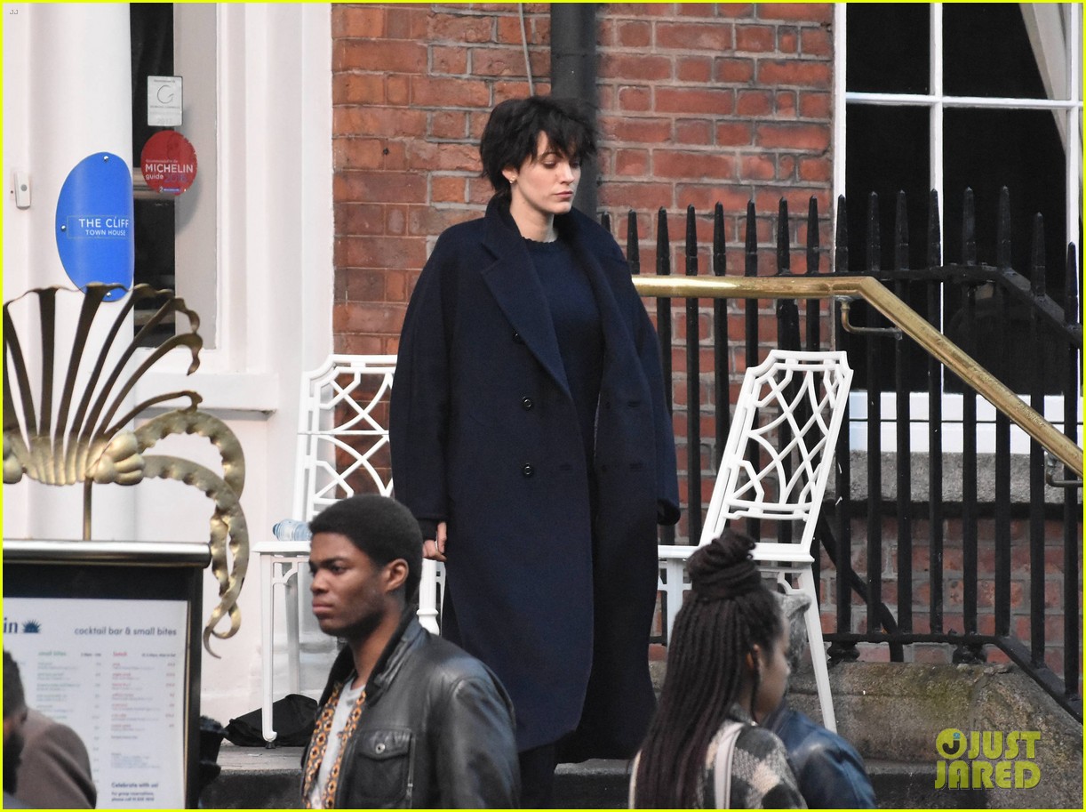 Blake Lively Looks So Different in Short, Dark Haired Wig on Set ...