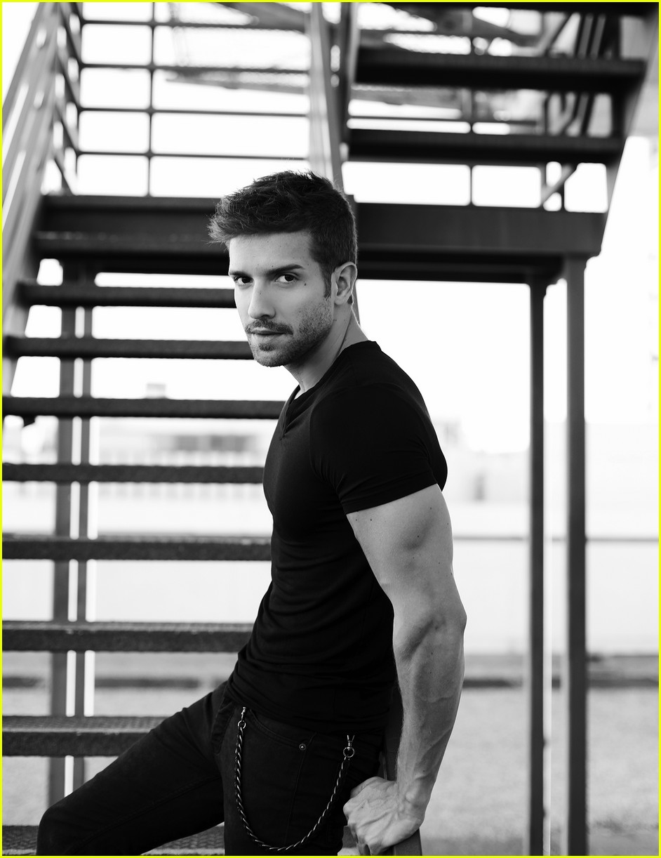 Spanish Singer Pablo Alboran Heats Up the Cover of 'Para Todos': Photo ...