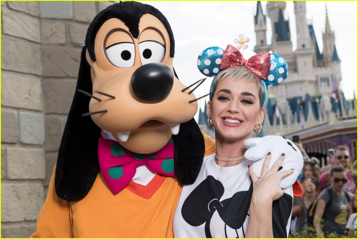 Katy Perry Rides the Carousel at Walt Disney World Resort: Photo ...