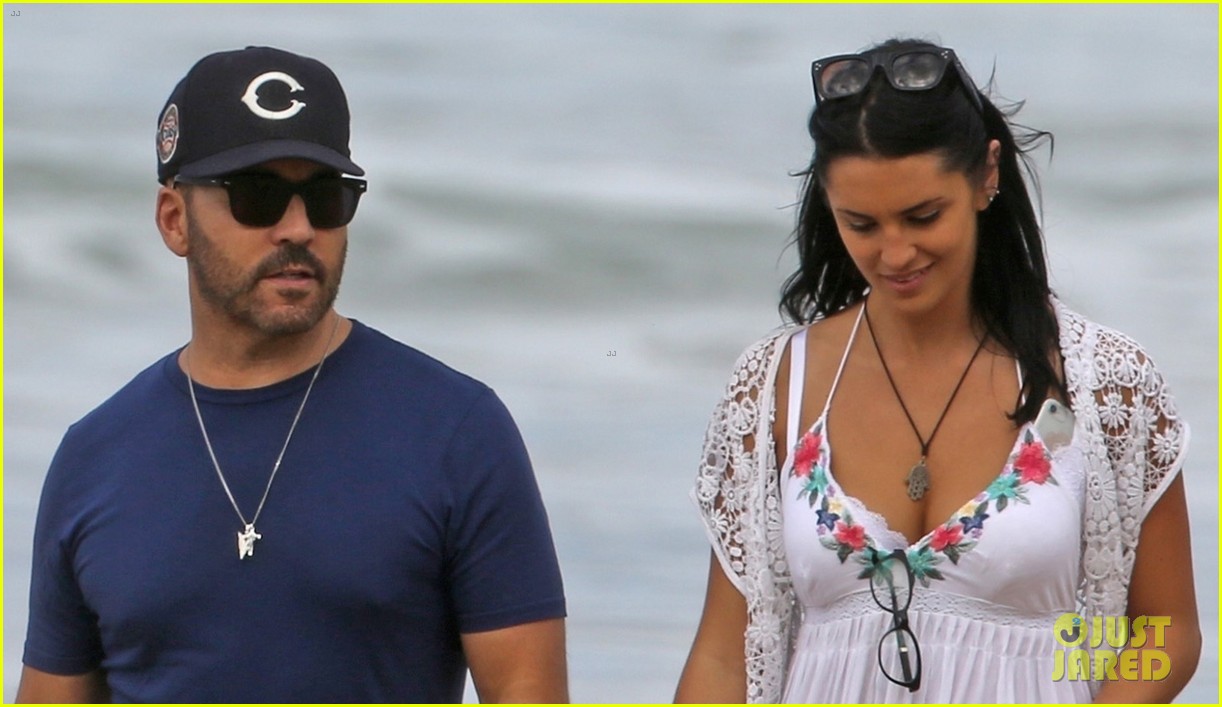 Shirtless Jeremy Piven & British Actress Darcie Lincoln Relax in Hawaii ...