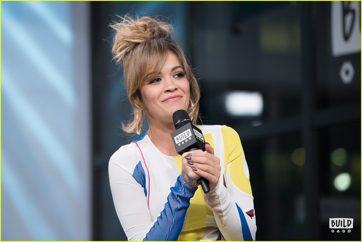 Rita Ora Discusses Her Decision to Dress in a Bathrobe at EMAs 2017 ...