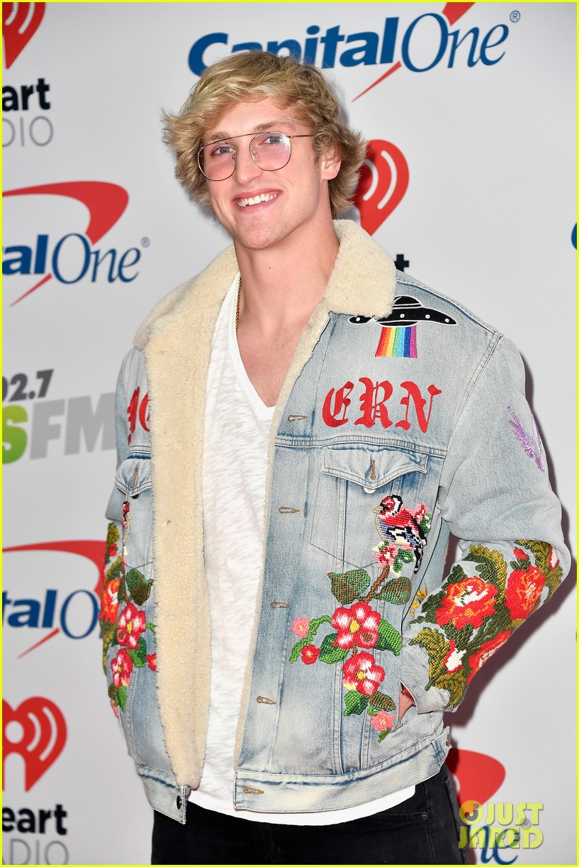 Bella Thorne Introduces Her Ex (& Current 'Friend') Charlie Puth at ...