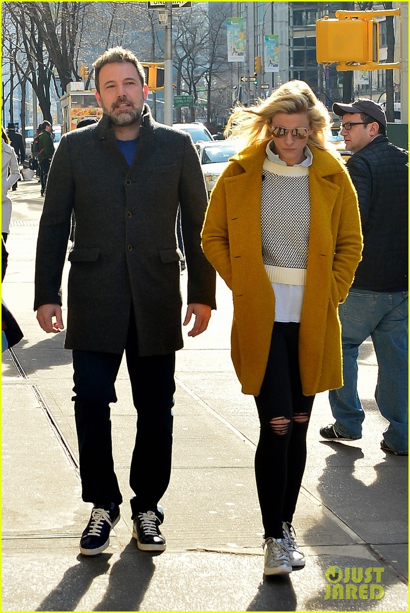 Ben Affleck & Lindsay Shookus Hold Hands During NYC Lunch Date: Photo ...