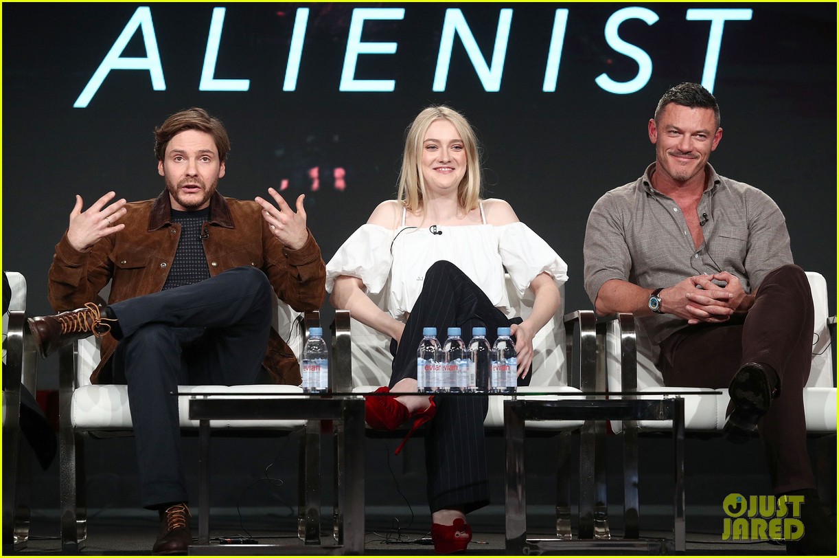Luke Evans, Dakota Fanning, & Daniel Bruhl Premiere 'The Alienist' in ...