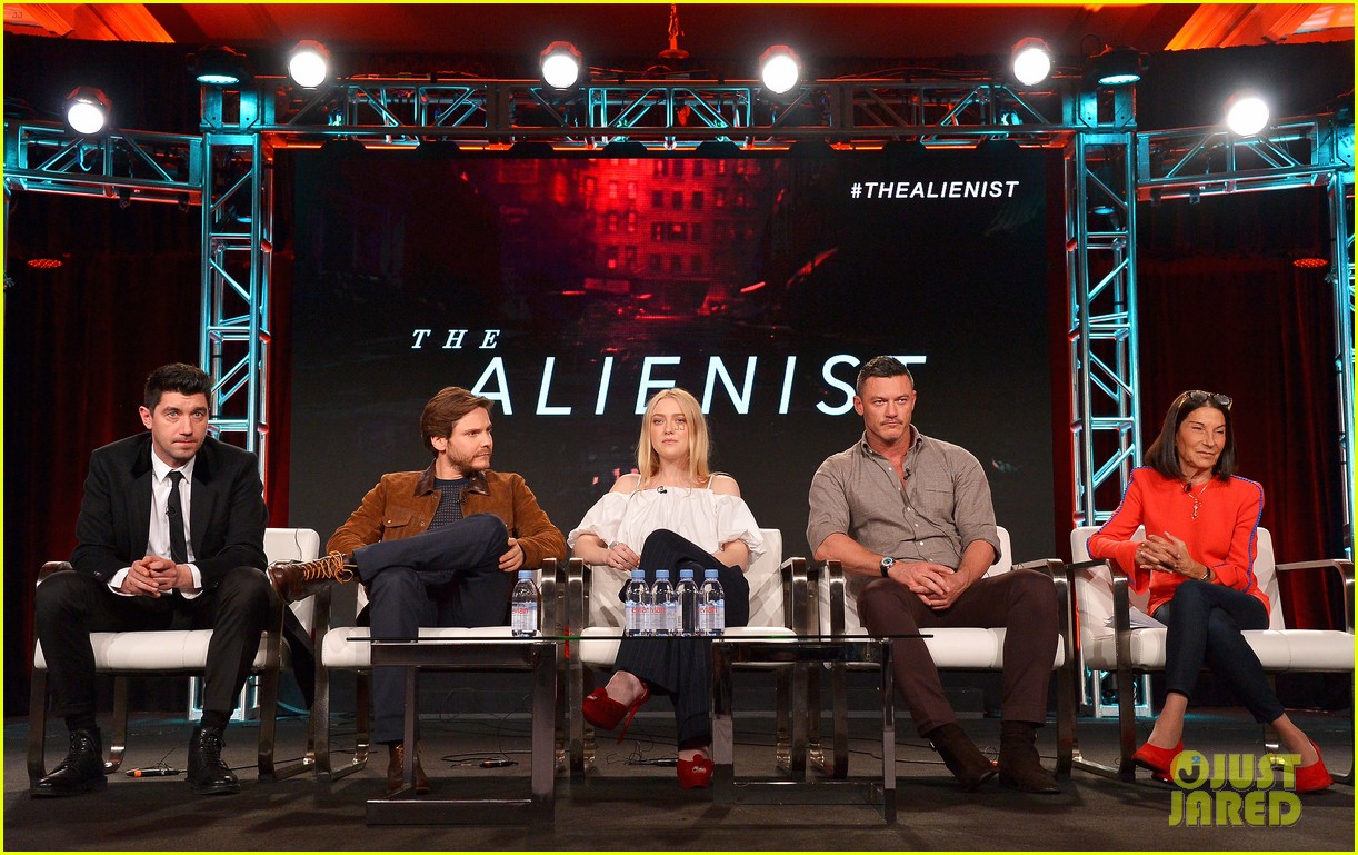 Luke Evans, Dakota Fanning, & Daniel Bruhl Premiere 'The Alienist' in ...