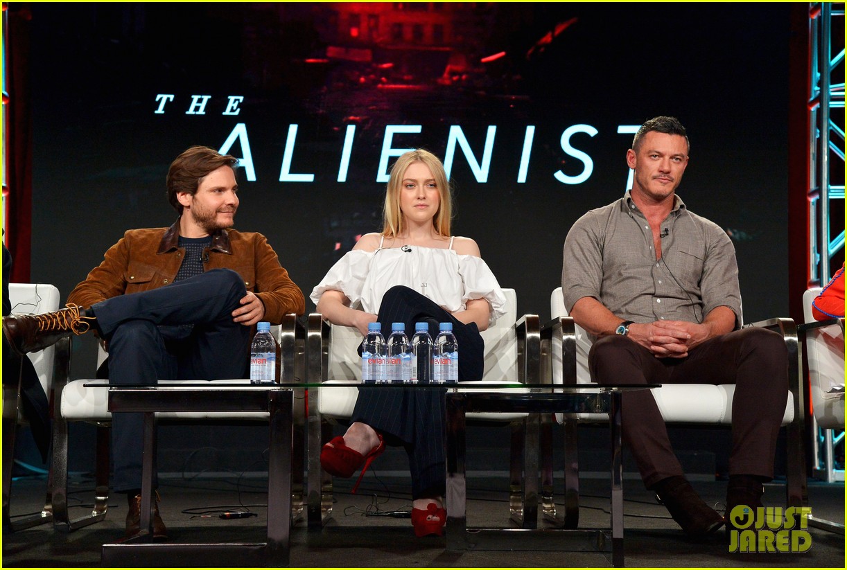 Luke Evans, Dakota Fanning, & Daniel Bruhl Premiere 'The Alienist' in ...