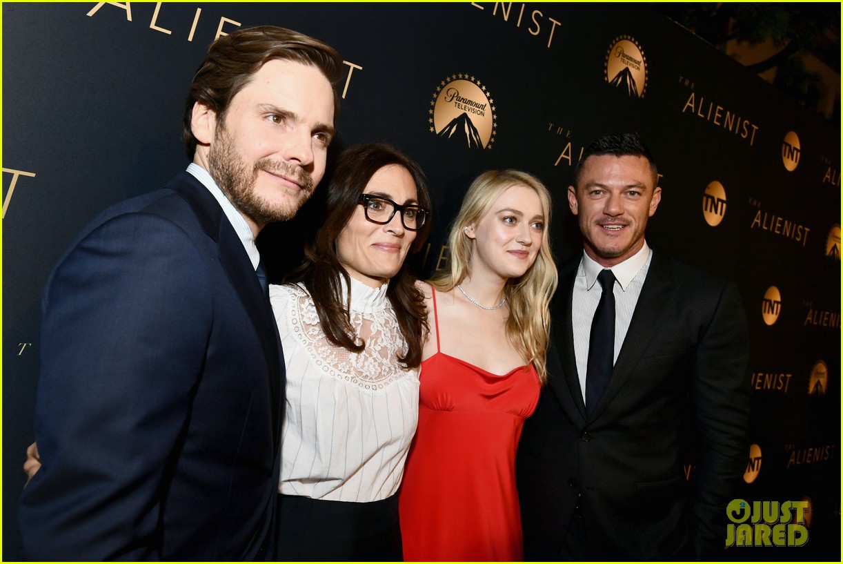 Luke Evans, Dakota Fanning, & Daniel Bruhl Premiere 'The Alienist' in ...