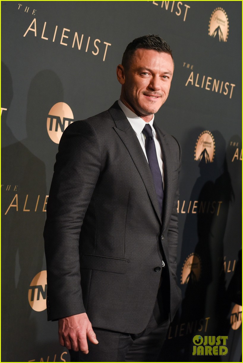 Luke Evans, Dakota Fanning, & Daniel Bruhl Premiere 'The Alienist' in ...