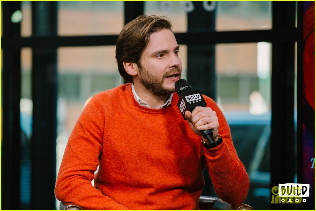 Luke Evans Praises Dakota Fanning's Character on 'The Alienist': Photo ...