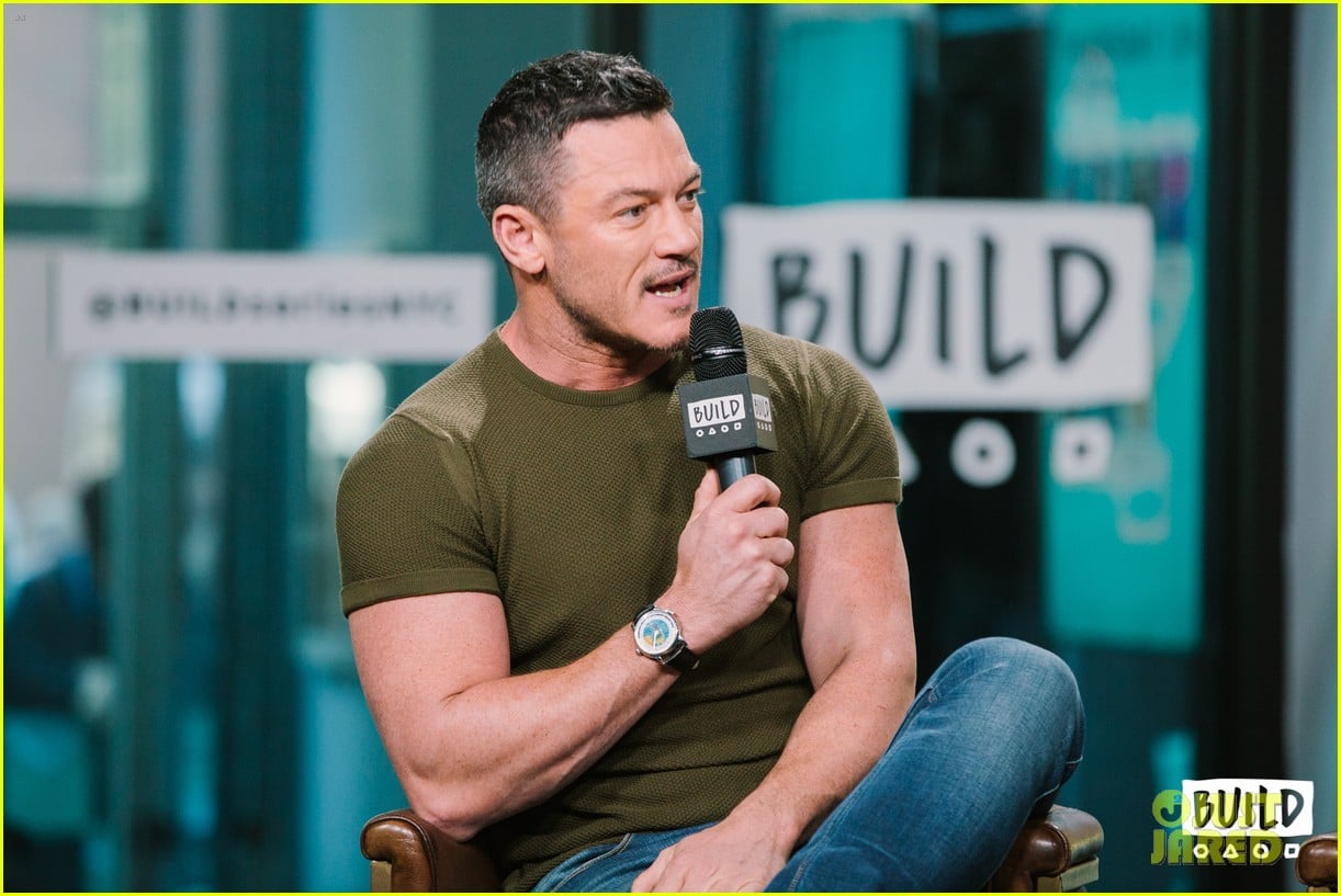 Luke Evans Praises Dakota Fanning's Character on 'The Alienist': Photo ...