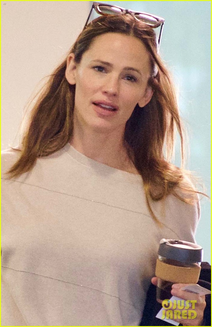 Jennifer Garner Enjoys Story Time with Dog Birdie - Watch!: Photo ...