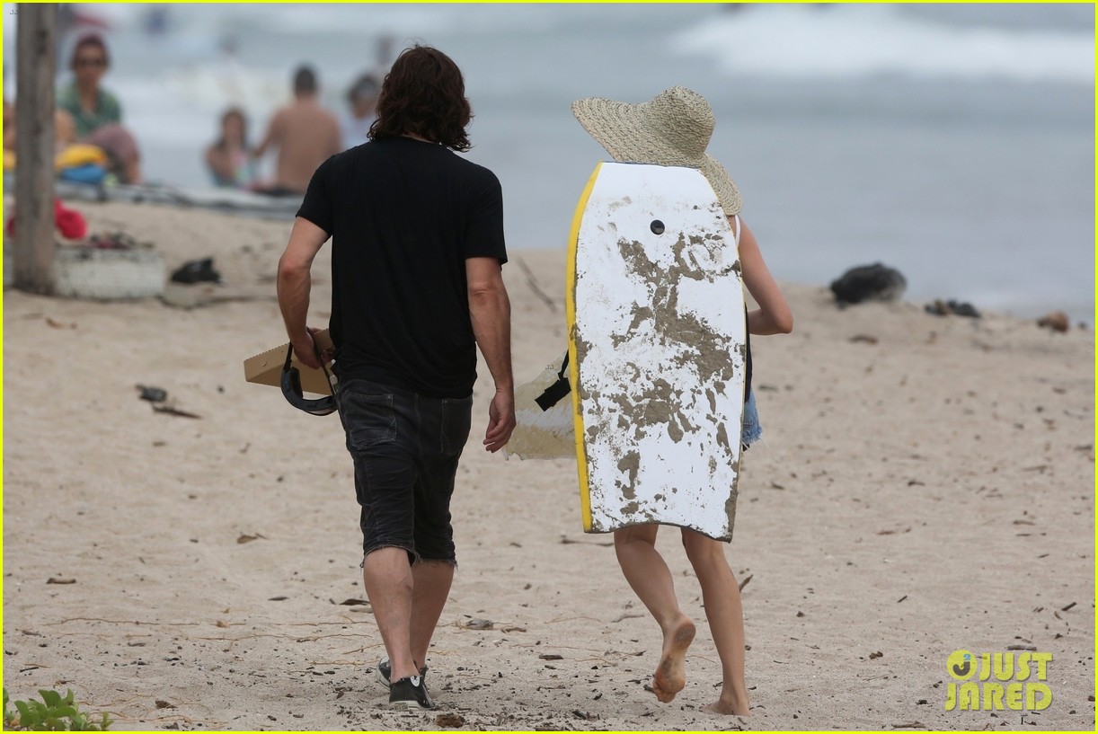Diane Kruger & Norman Reedus Cuddle on the Beach in Costa Rica - See ...