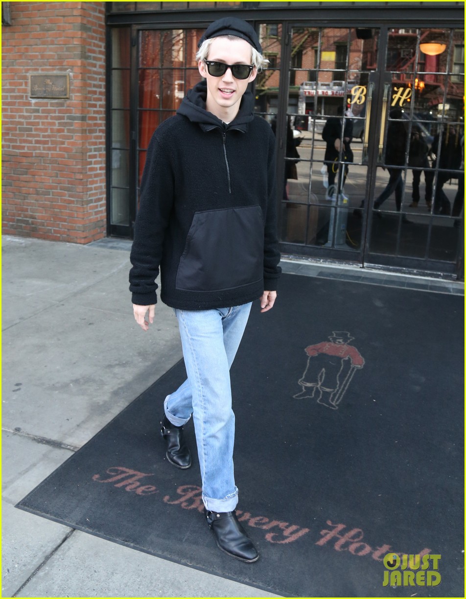 Troye Sivan & Boyfriend Jacob Bixenman Step Out in NYC: Photo 4020653 ...