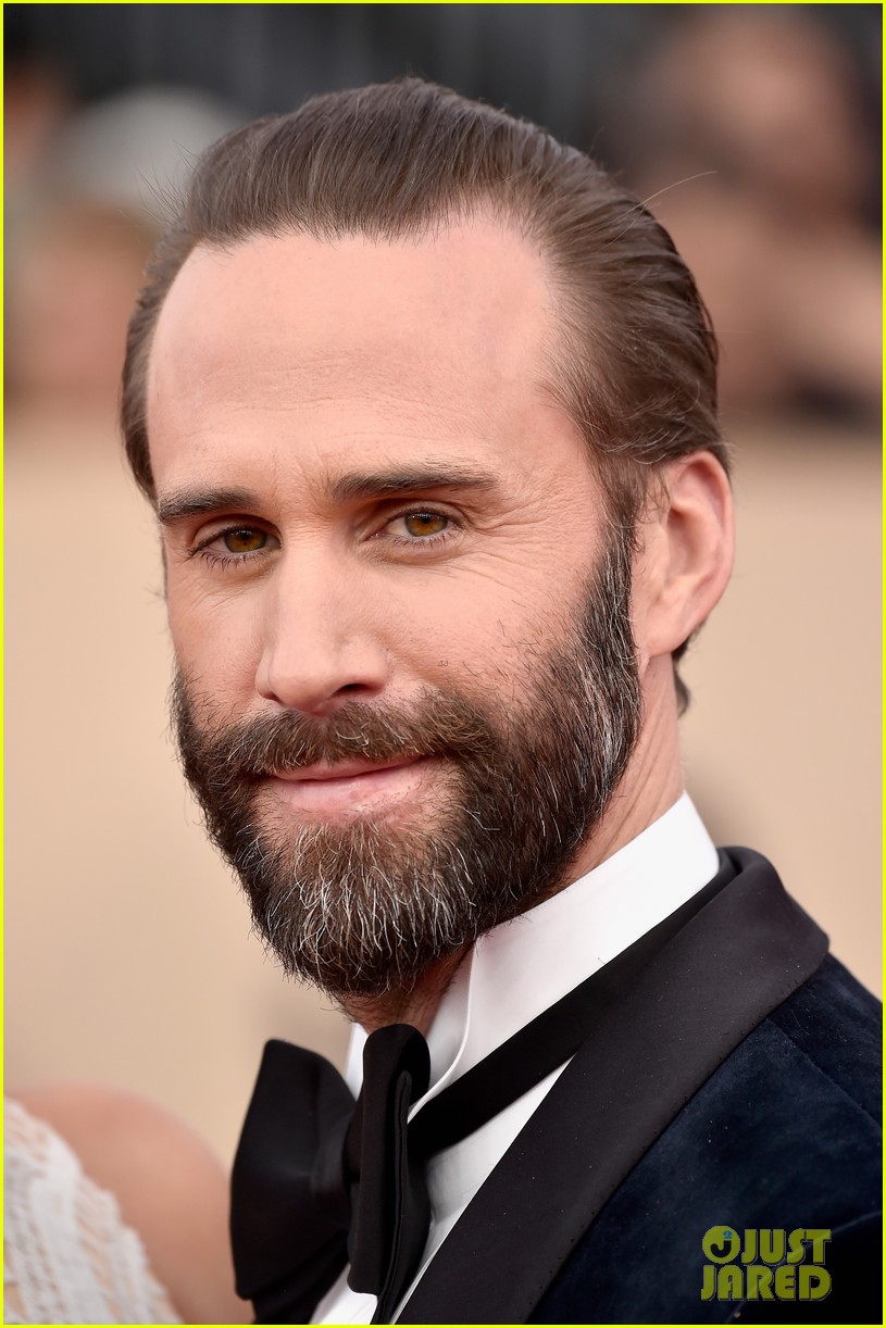 Handmaid's Tale's Yvonne Strahovski & Joseph Fiennes Hit the SAG Awards ...