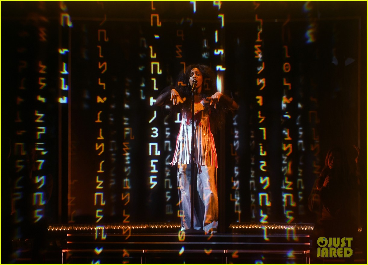 SZA Slays Performance of 'Broken Clocks' at Grammys 2018 - Watch ...