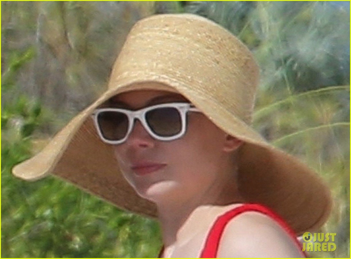 Michelle Williams & Shirtless Boyfriend Andrew Youmans Hit the Beach in ...