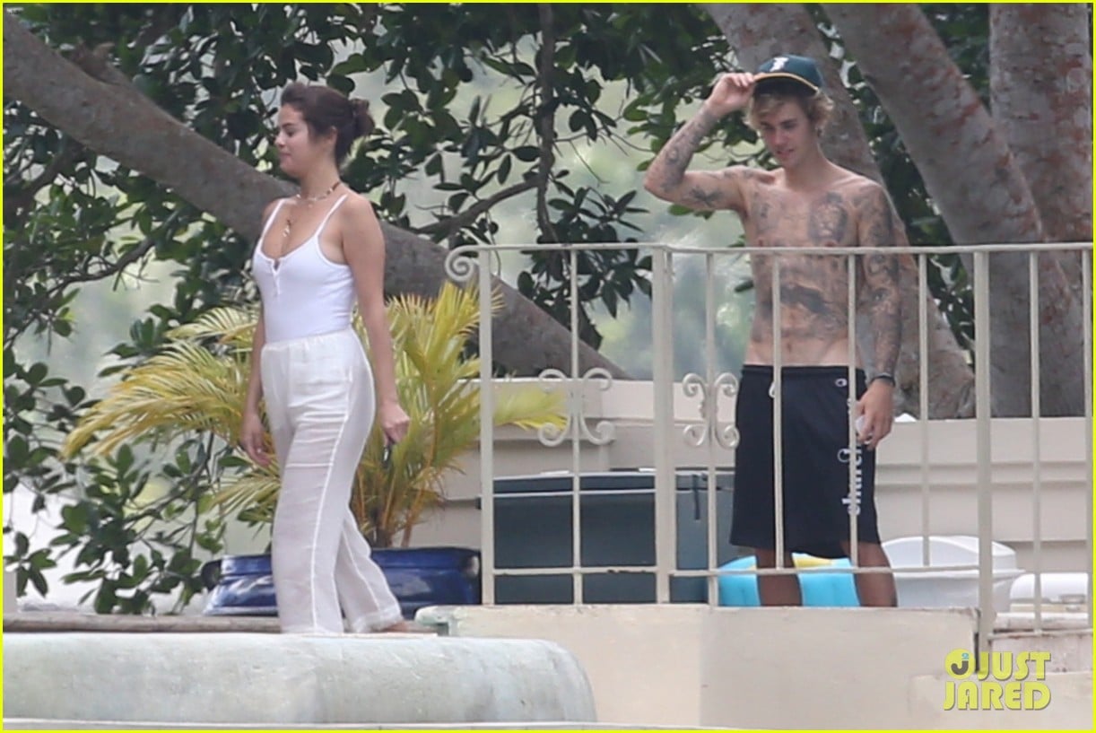 Justin Bieber & Selena Gomez Kiss in Jamaica - See the PDA Pics: Photo 4037655 | Justin Bieber ...
