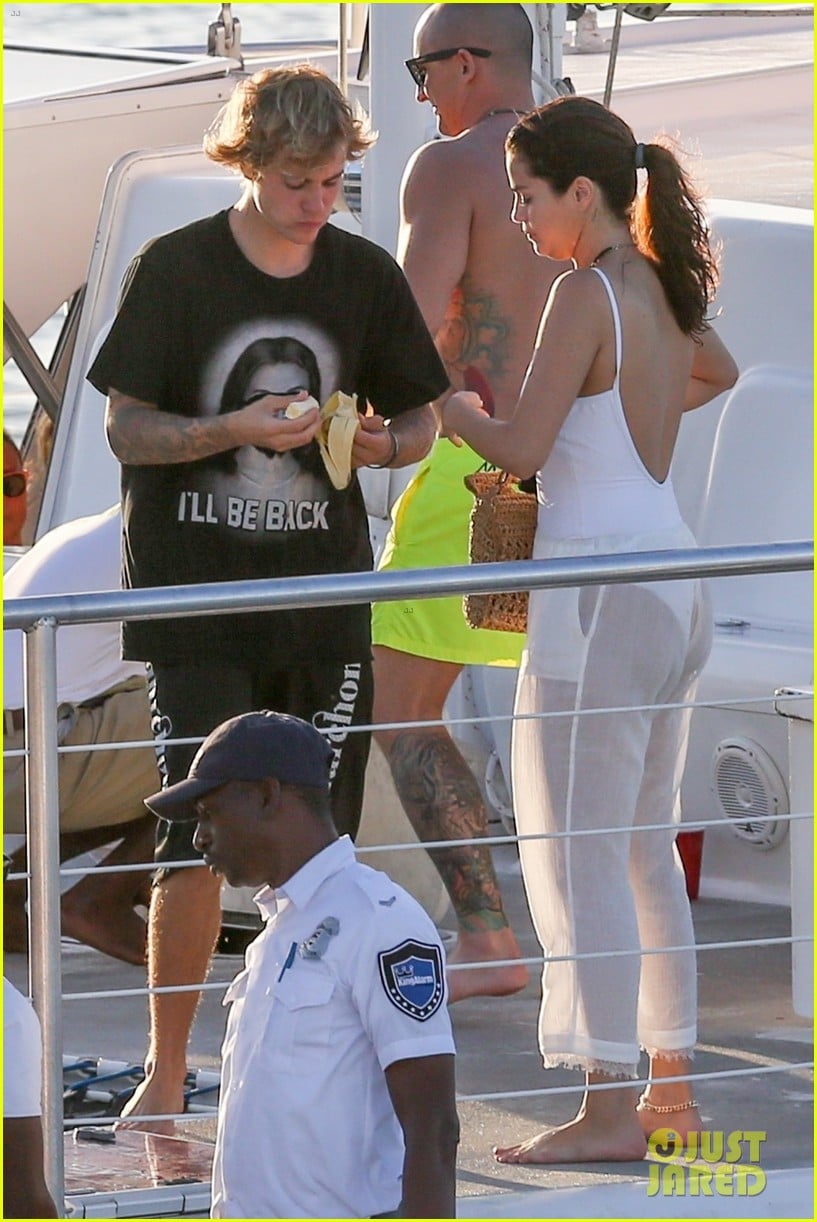 Justin Bieber & Selena Gomez Kiss in Jamaica - See the PDA Pics: Photo ...