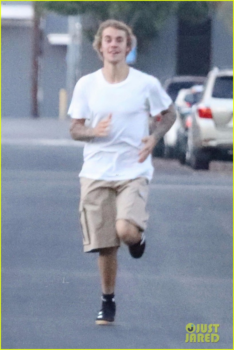 Justin Bieber Races His Friend on the Street - See the Pics!: Photo ...