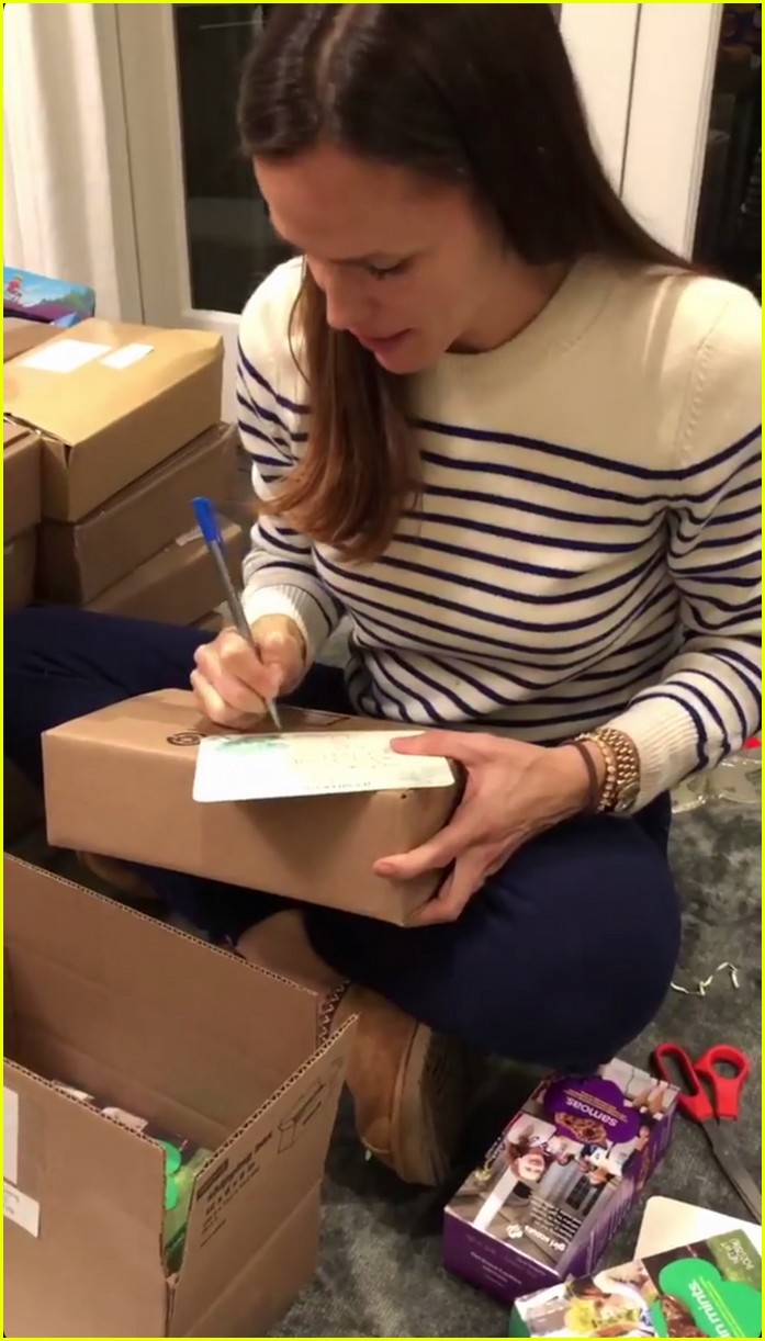 Jennifer Garner Fulfills Girl Scout Cookie Orders for Fans!: Photo ...