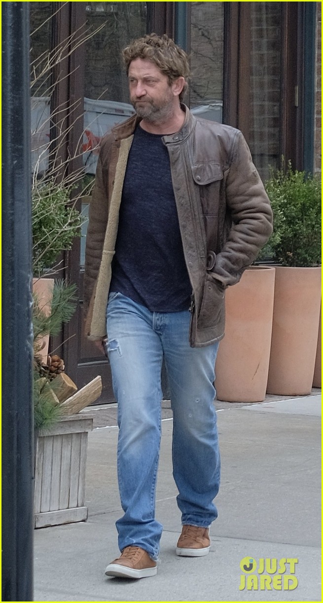 Gerard Butler Strolls Around Town in New York City!: Photo 4033927 ...