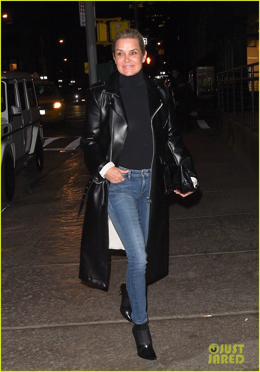 Bella Hadid Gives Roses to the Paparazzi on Valentine's Day!: Photo ...