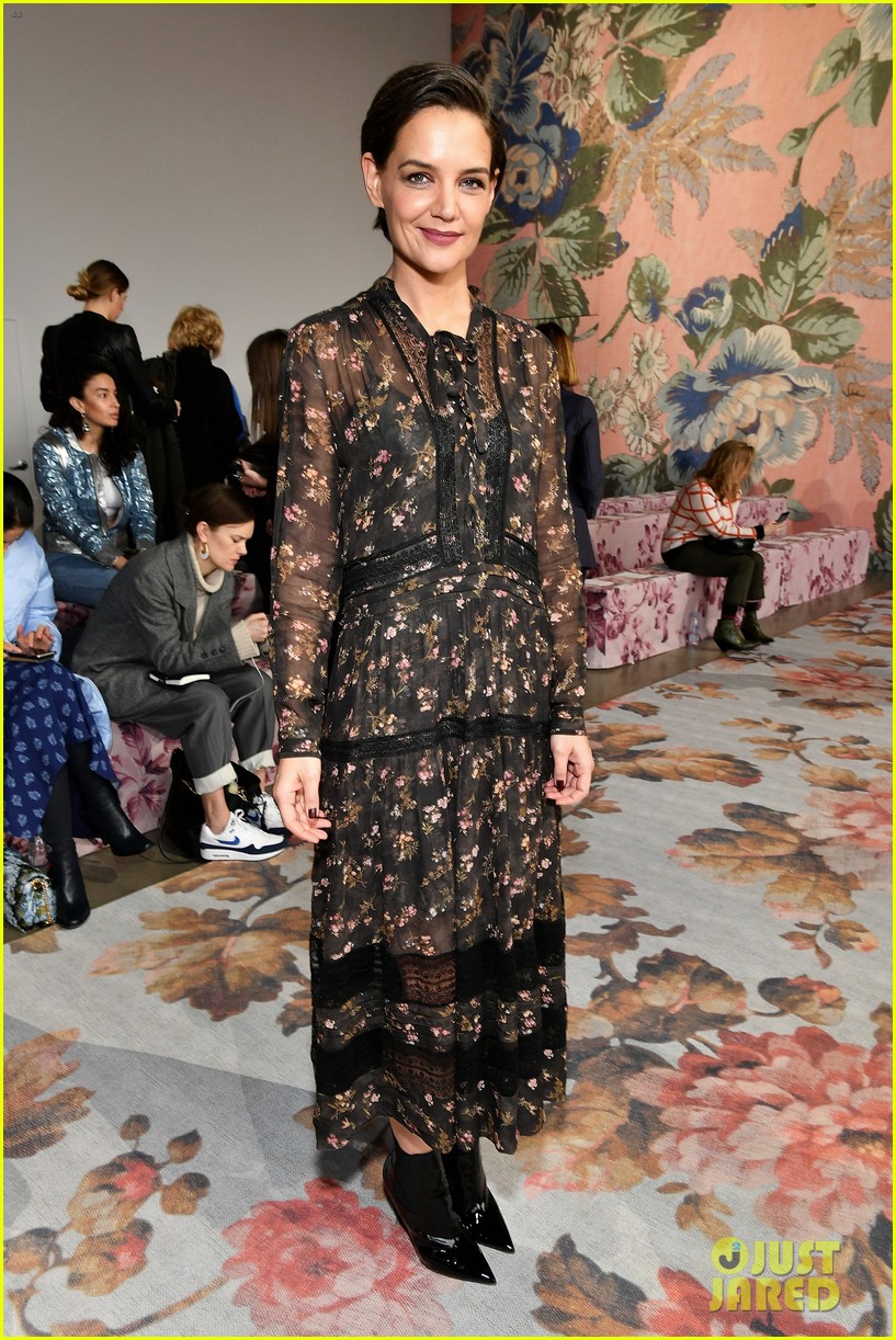 Katie Holmes, Rachel Brosnahan & Rosie Huntington-Whiteley Sit Front ...