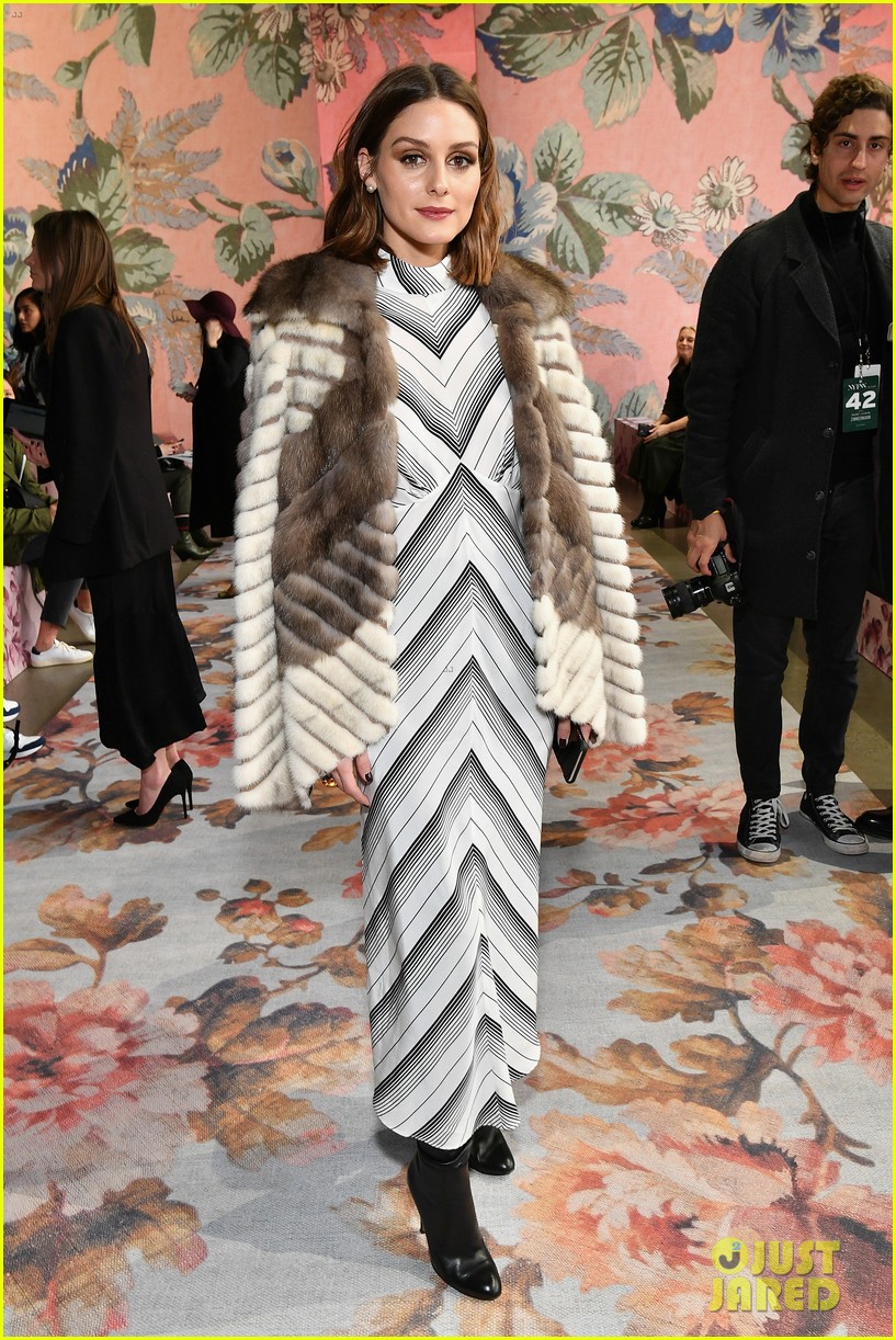 Katie Holmes, Rachel Brosnahan & Rosie Huntington-Whiteley Sit Front ...