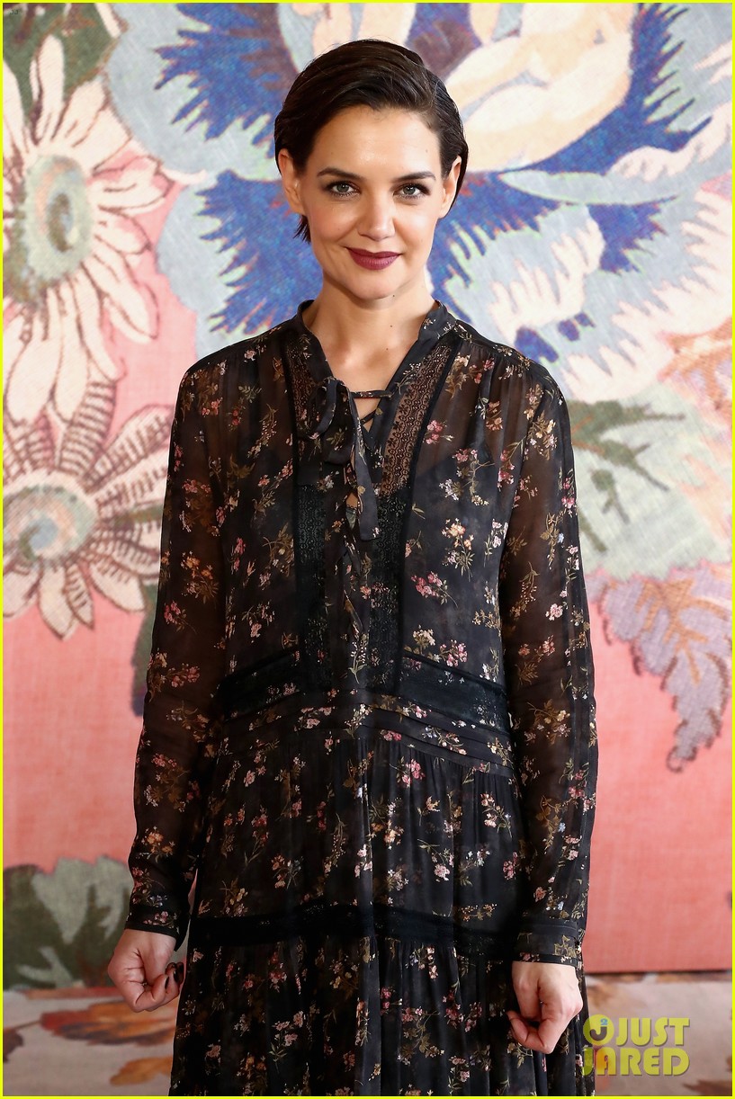 Katie Holmes, Rachel Brosnahan & Rosie Huntington-Whiteley Sit Front ...