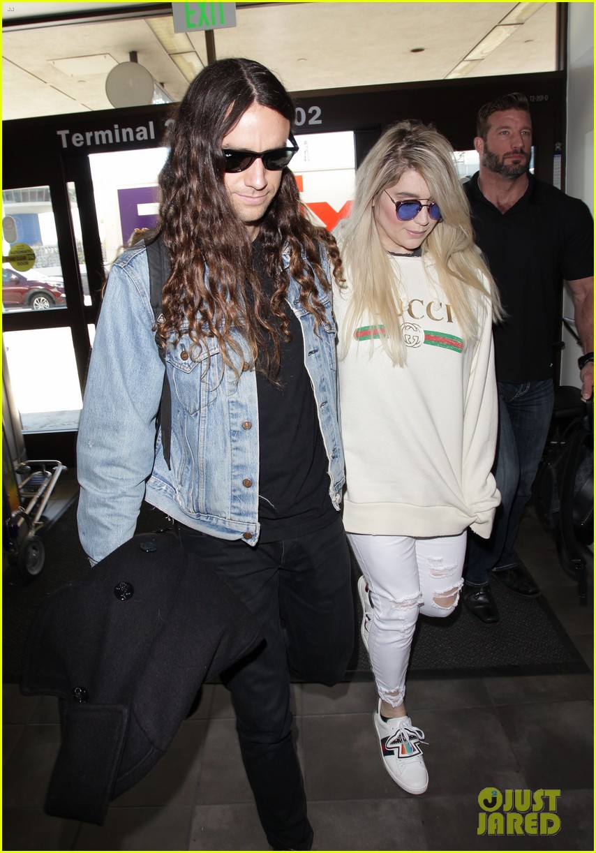 Kesha Steps Out With Boyfriend Brad Ashenfelter Before Postponing Tour ...