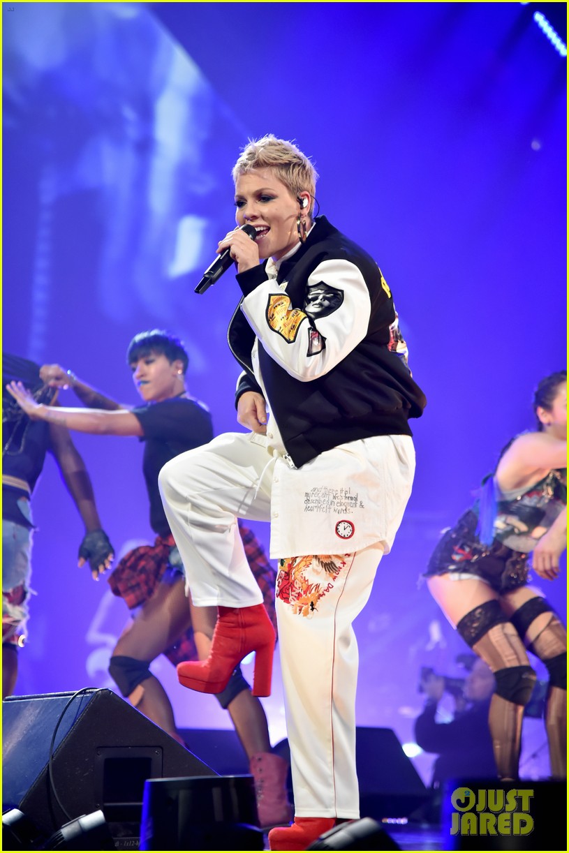 Pink Is Battling the Flu Ahead of Super Bowl, Performs at Friday Night ...