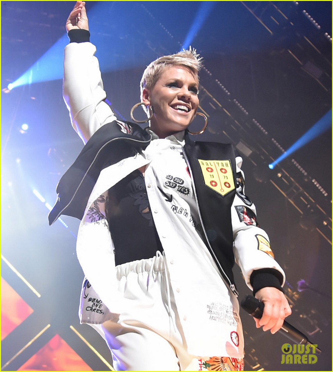 Pink Is Battling the Flu Ahead of Super Bowl, Performs at Friday Night ...