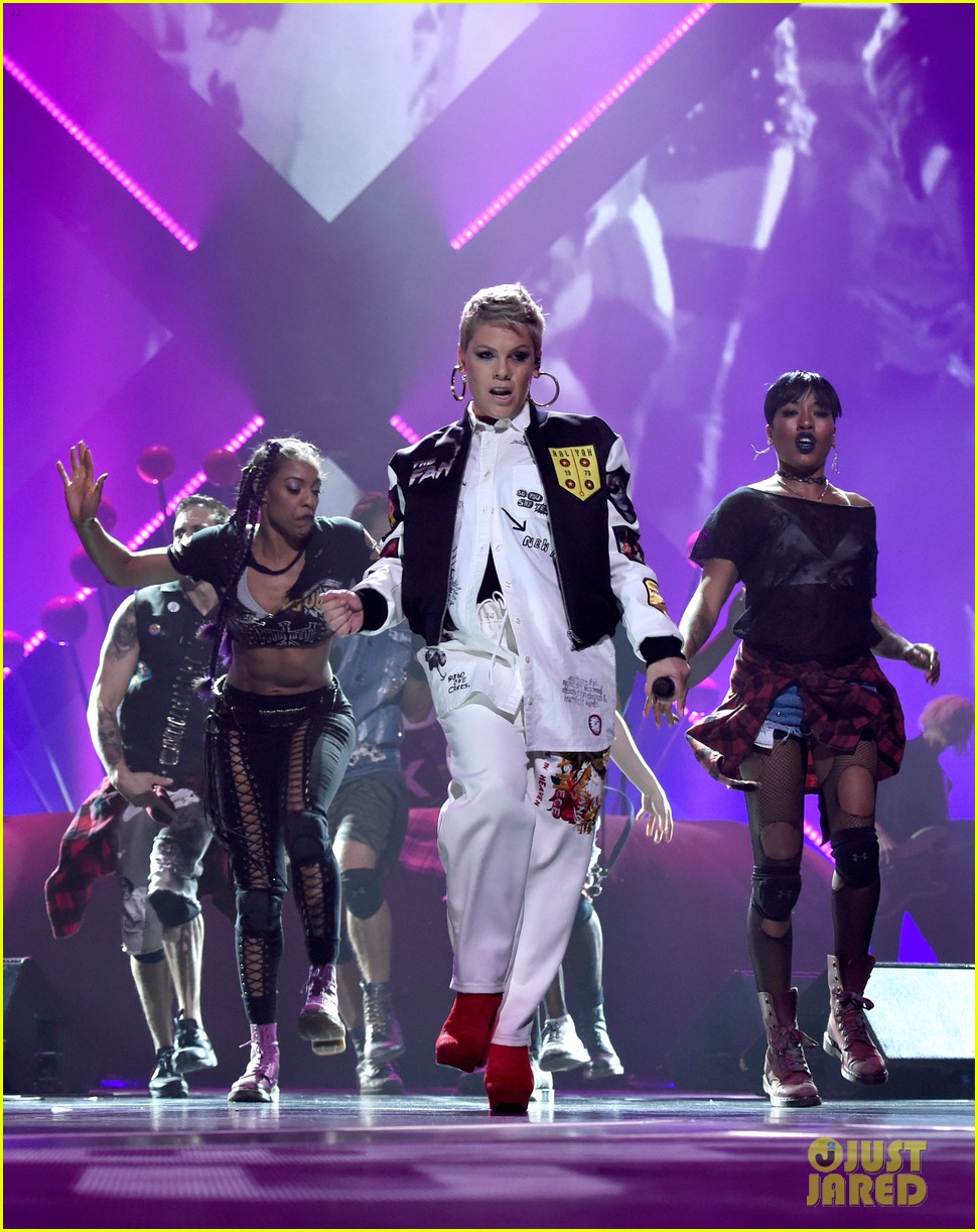 Pink Is Battling the Flu Ahead of Super Bowl, Performs at Friday Night ...