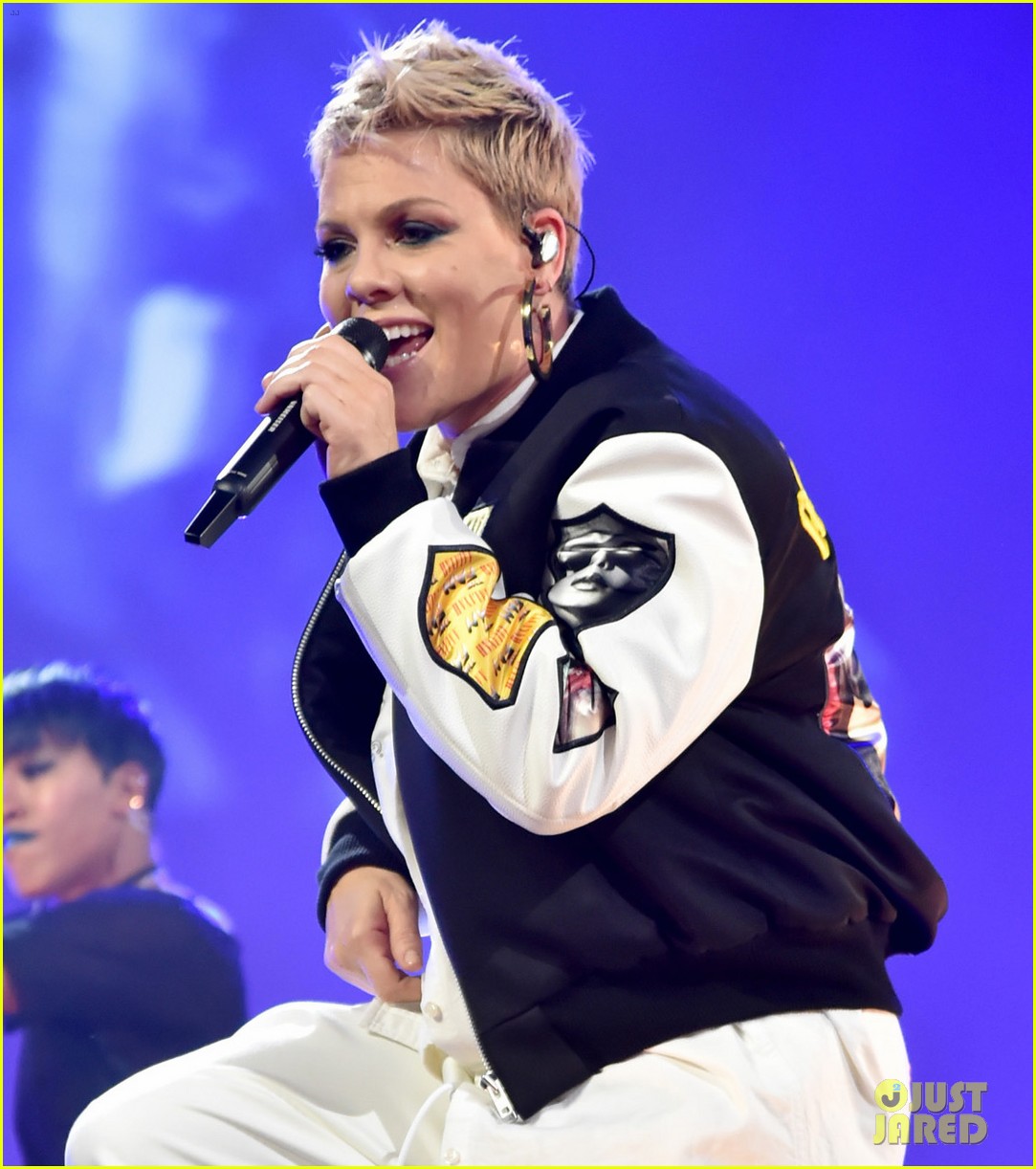 Pink Is Battling the Flu Ahead of Super Bowl, Performs at Friday Night ...