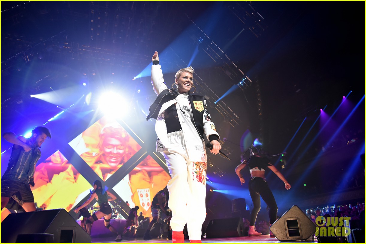 Pink Is Battling the Flu Ahead of Super Bowl, Performs at Friday Night ...