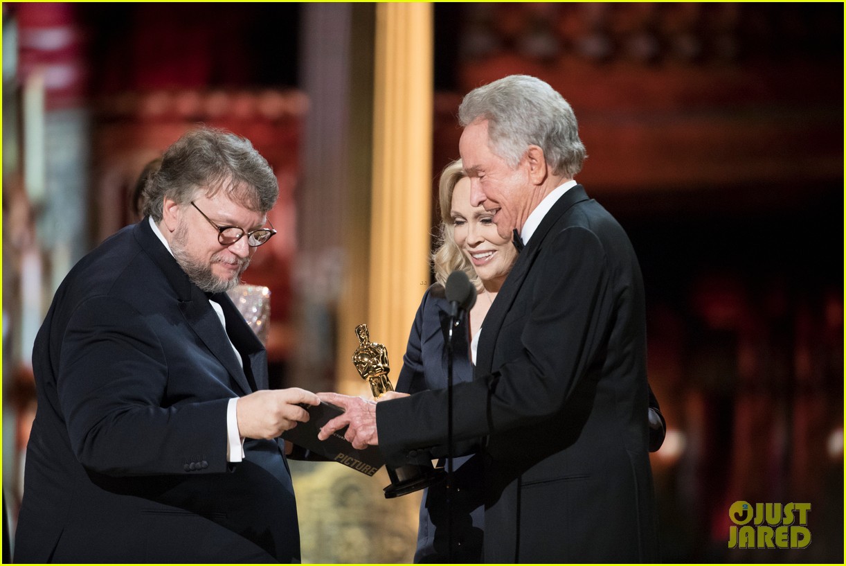 Warren Beatty & Faye Dunaway Redeem Themselves at Oscars 2018, Present ...