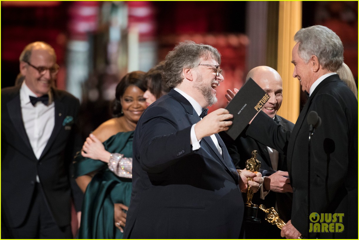 Warren Beatty & Faye Dunaway Redeem Themselves at Oscars 2018, Present ...