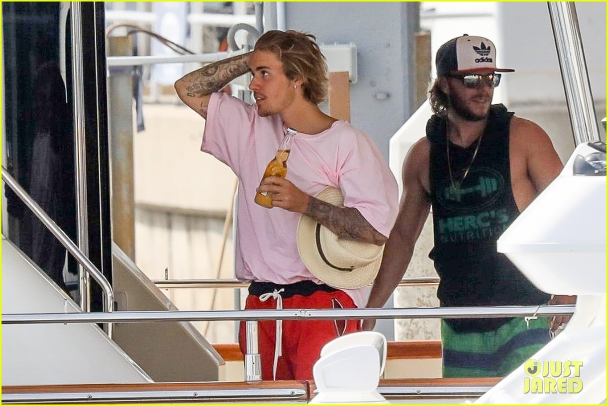 Justin Bieber Enjoys a Cold Beer on a Yacht With Friends: Photo 4058402 ...