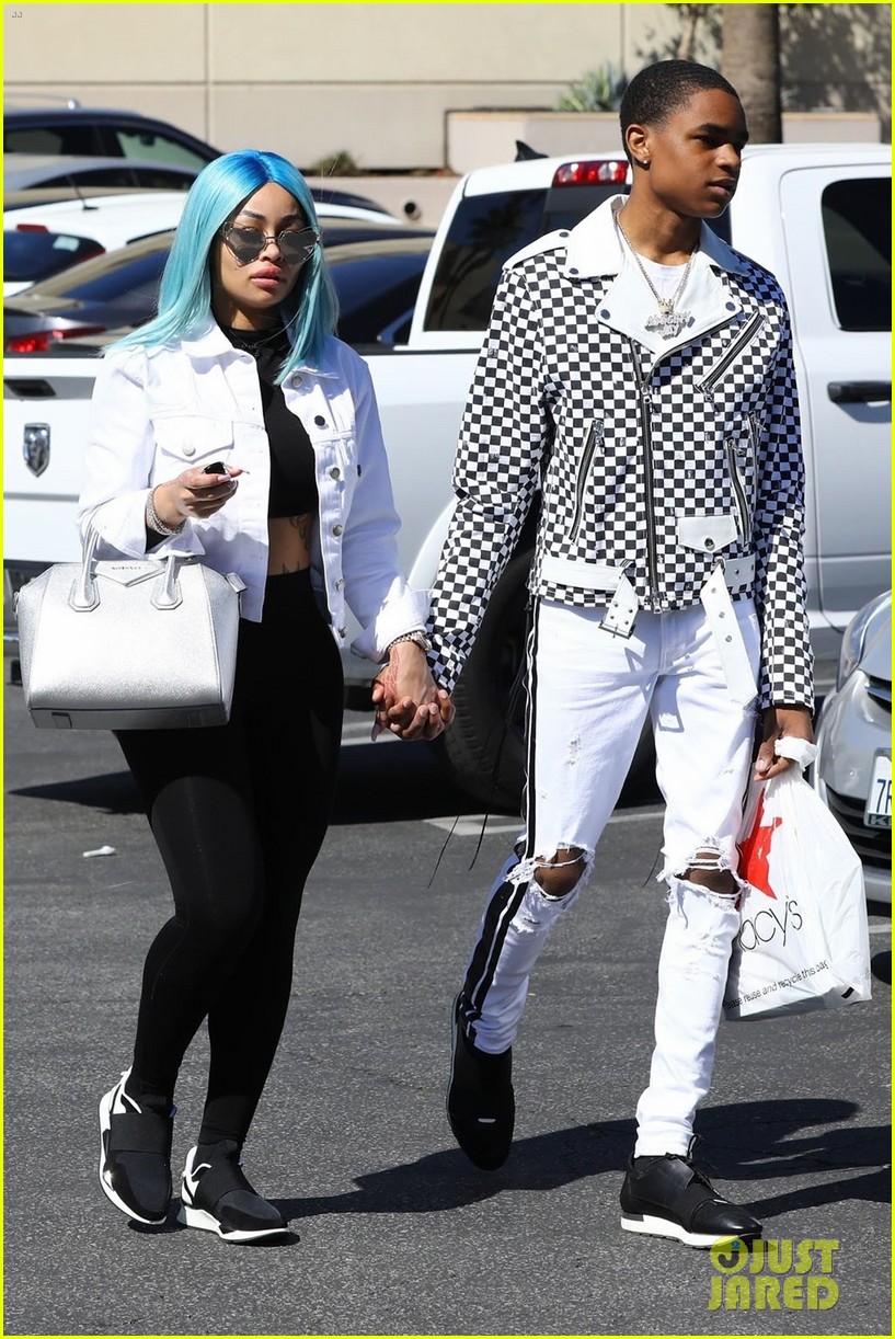 Blac Chyna & Boyfriend YBN Almighty Jay Hold Hands During Shopping Trip ...