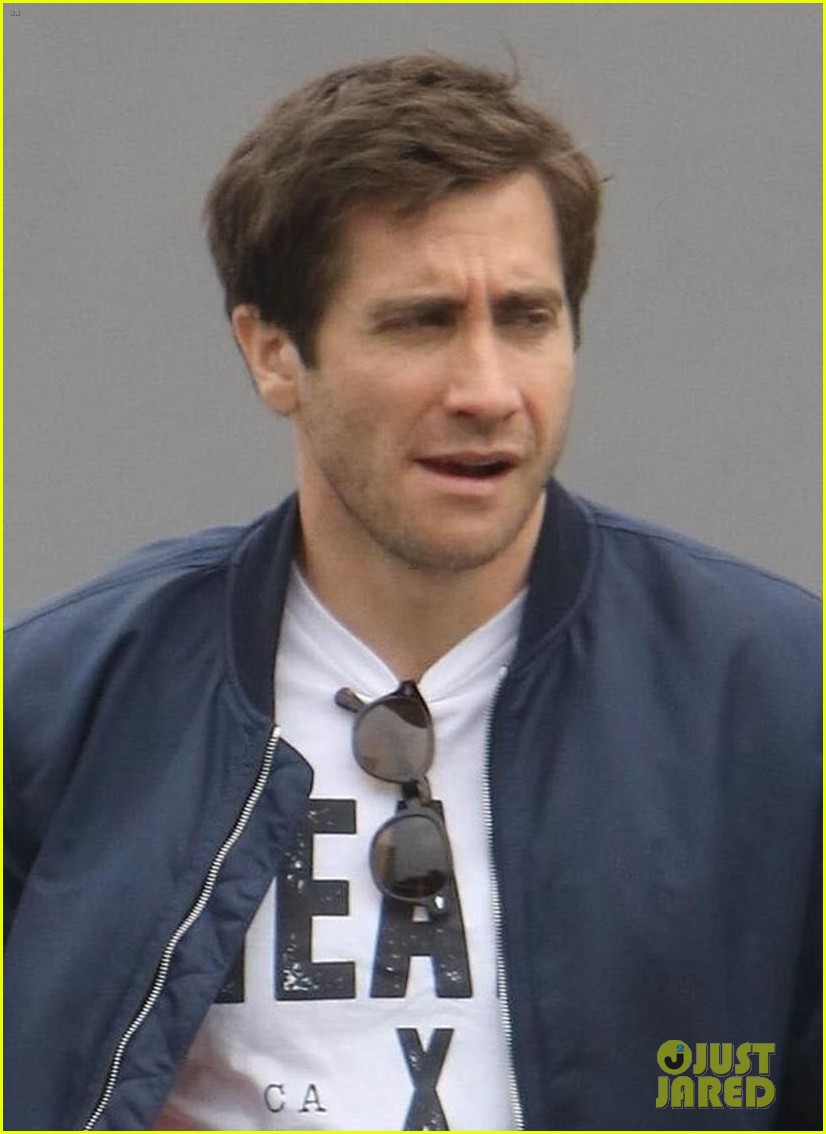 Jake Gyllenhaal Steps Out for Solo Lunch in Beverly Hills: Photo ...