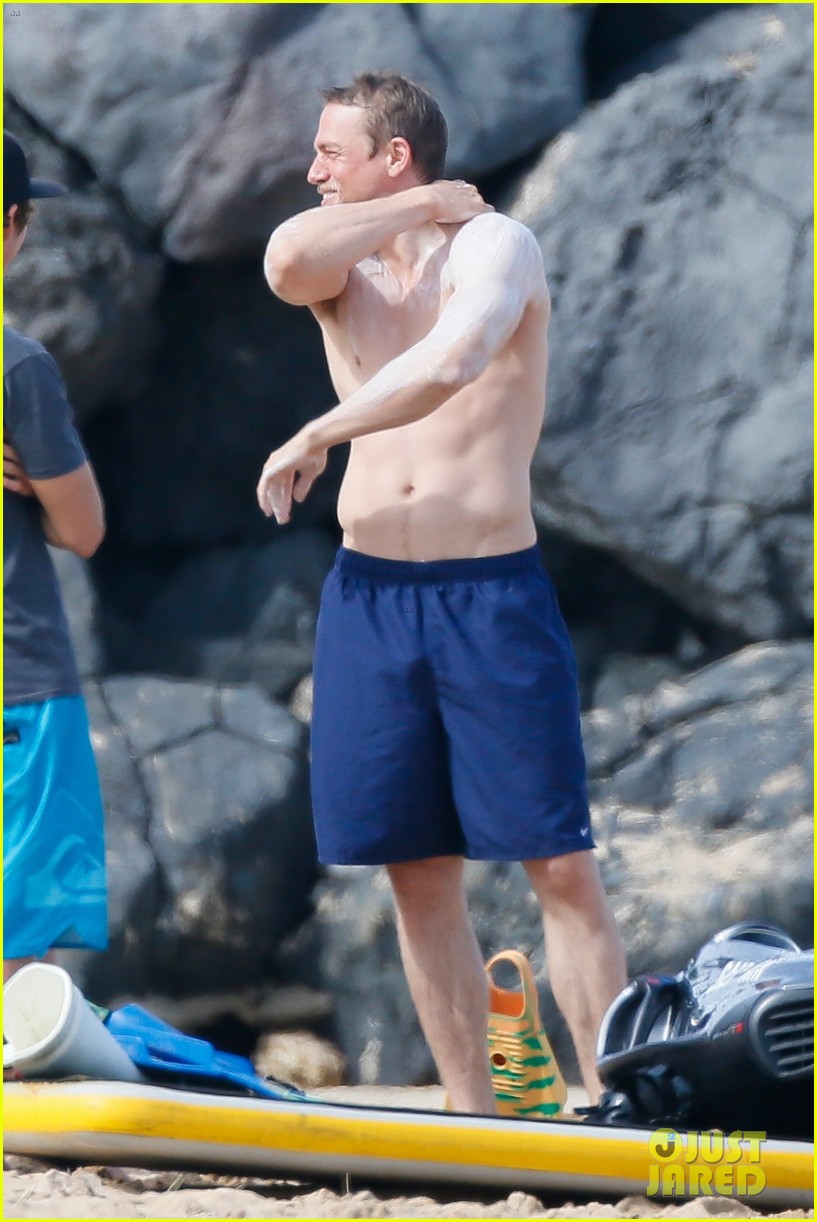 Shirtless Charlie Hunnam Puts On Sunscreen at the Beach in These Hot ...