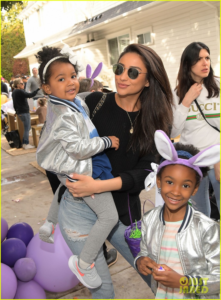 Jaime King, Emma Roberts, & Selma Blair Join In on the Easter Egg Fun ...