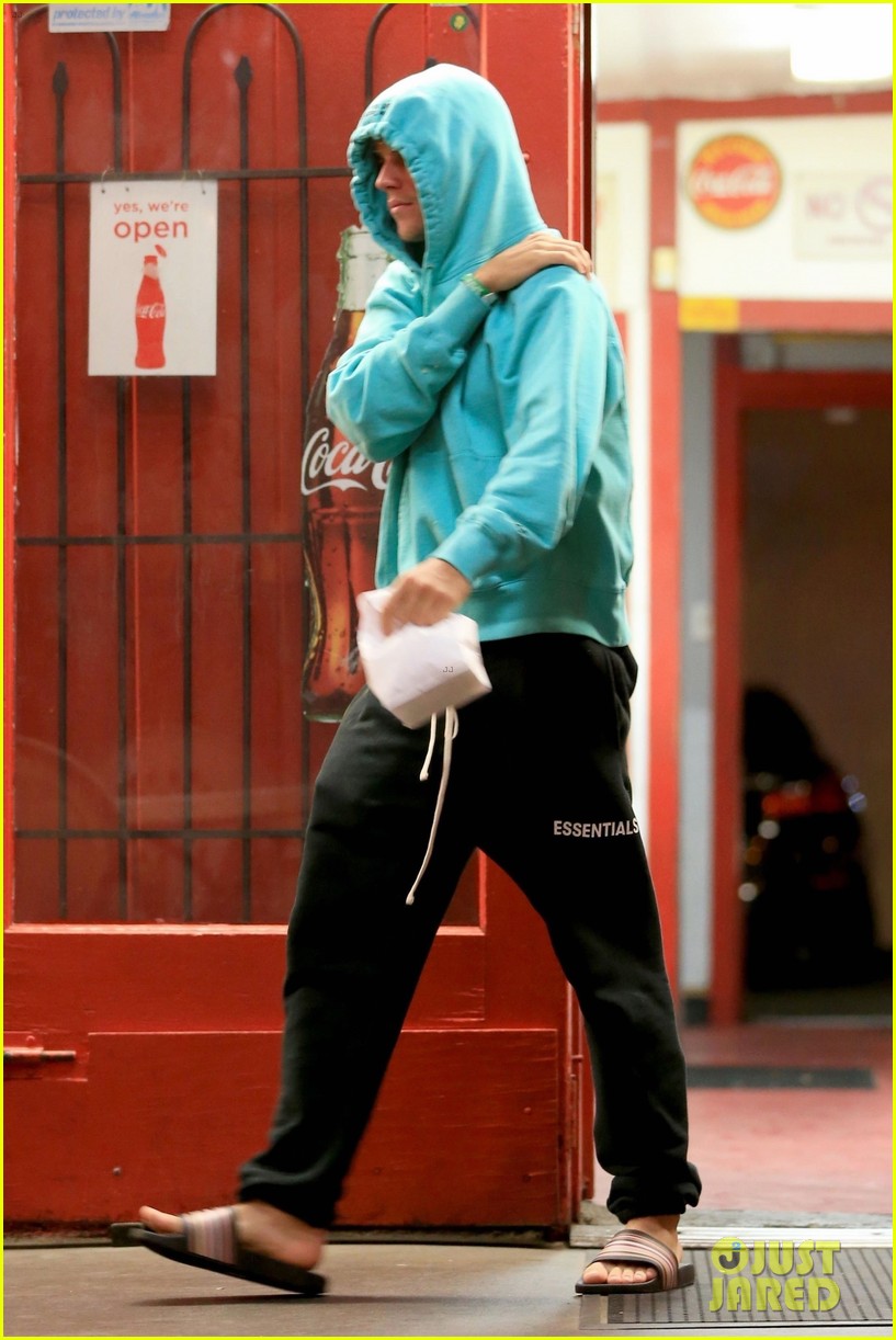 Justin Bieber Coordinates With His 'Cash Only' Car During Burger Run ...