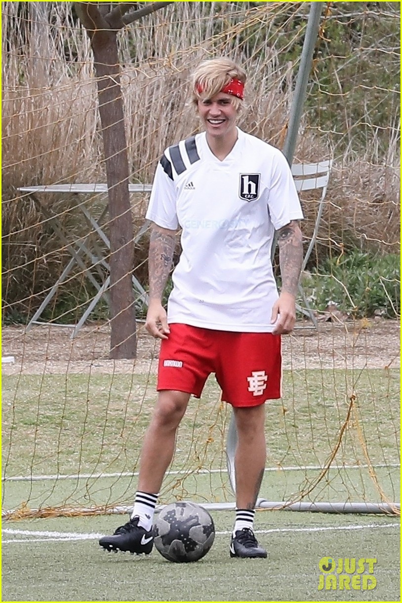 Justin Bieber Puts His Long Blonde Locks on Display During Soccer Game ...