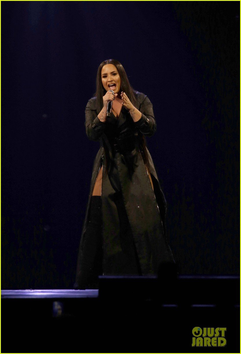 Demi Lovato & Kehlani Get Hot & Heavy on Stage During 'Crazy' Concert ...