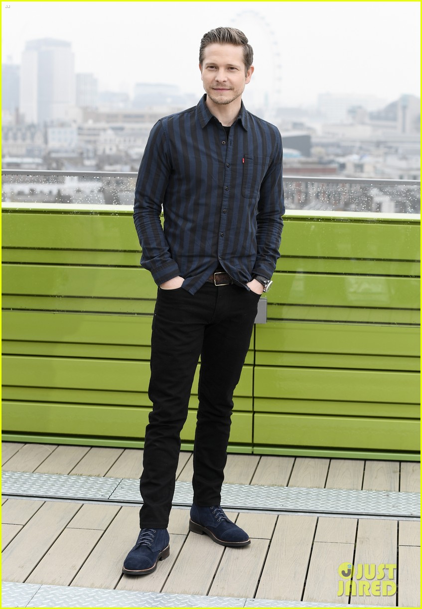 Emily VanCamp & Matt Czuchry Pose at 'The Resident' Photocall in London ...
