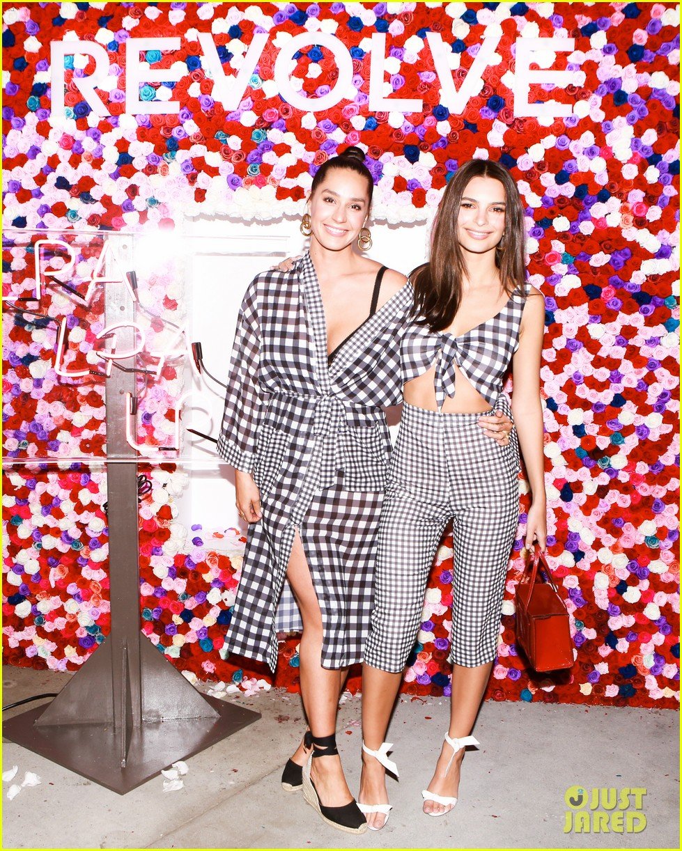 Photo: emily ratajkowski revolve festival welcome dinner 08 | Photo ...