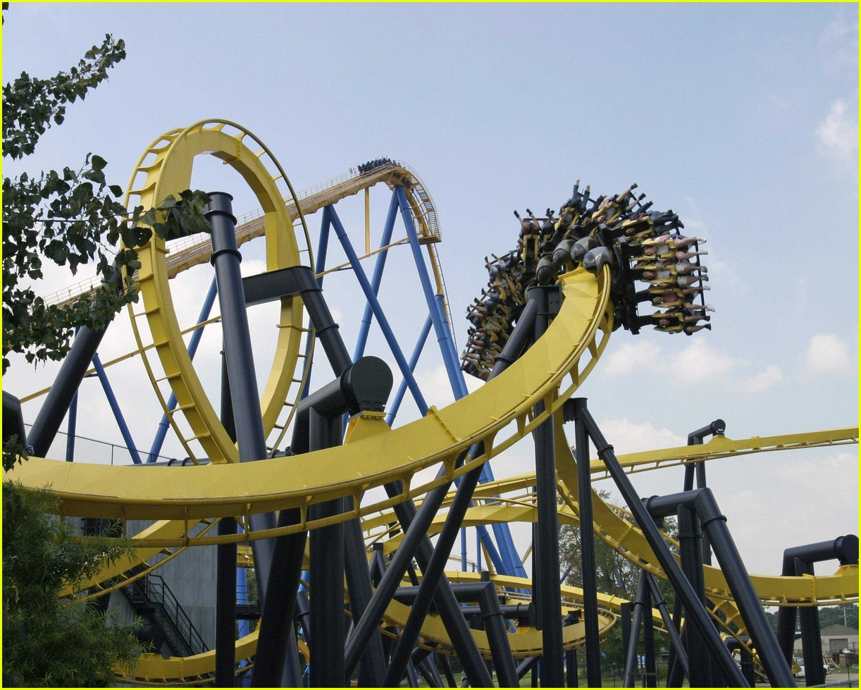 Katie Holmes Rides Roller Coasters at Six Flags!: Photo 4065699 | Katie ...
