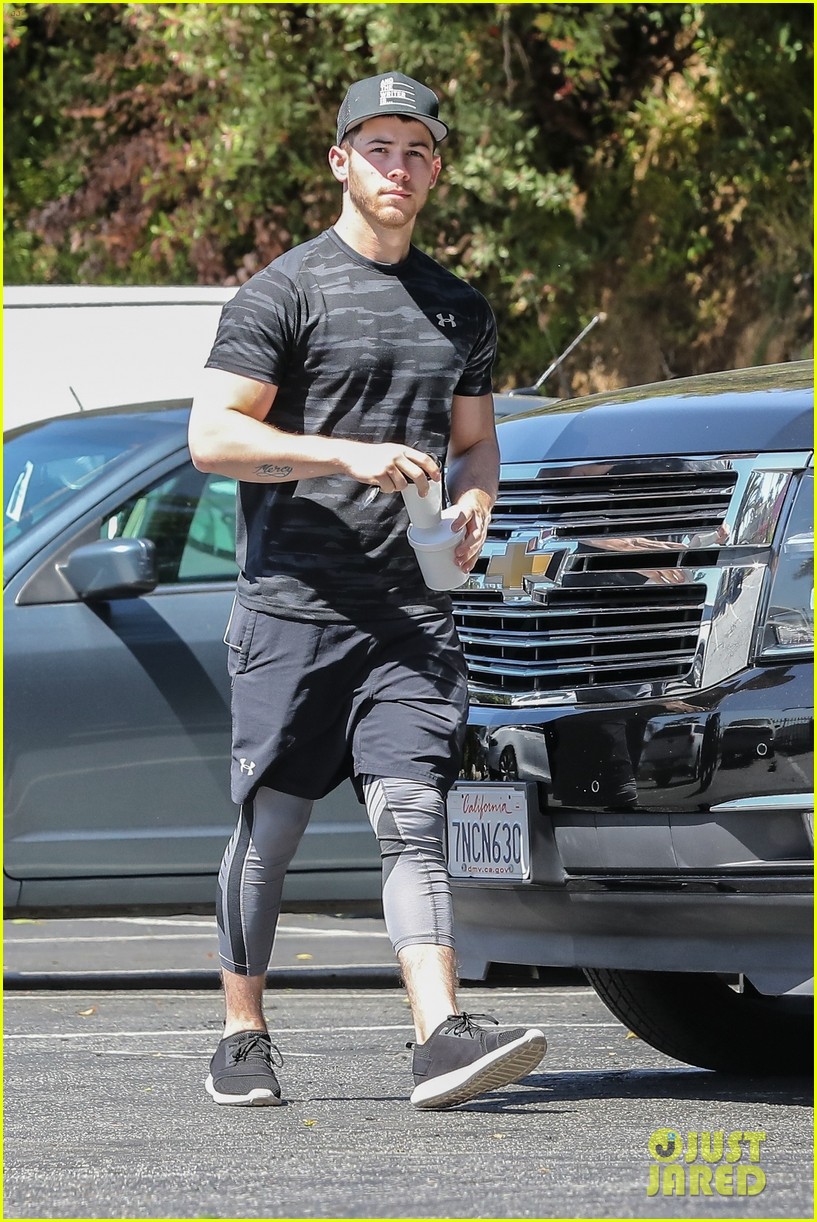 Nick Jonas Shows Off Buff Biceps at the Gym!: Photo 4066512 | Nick ...